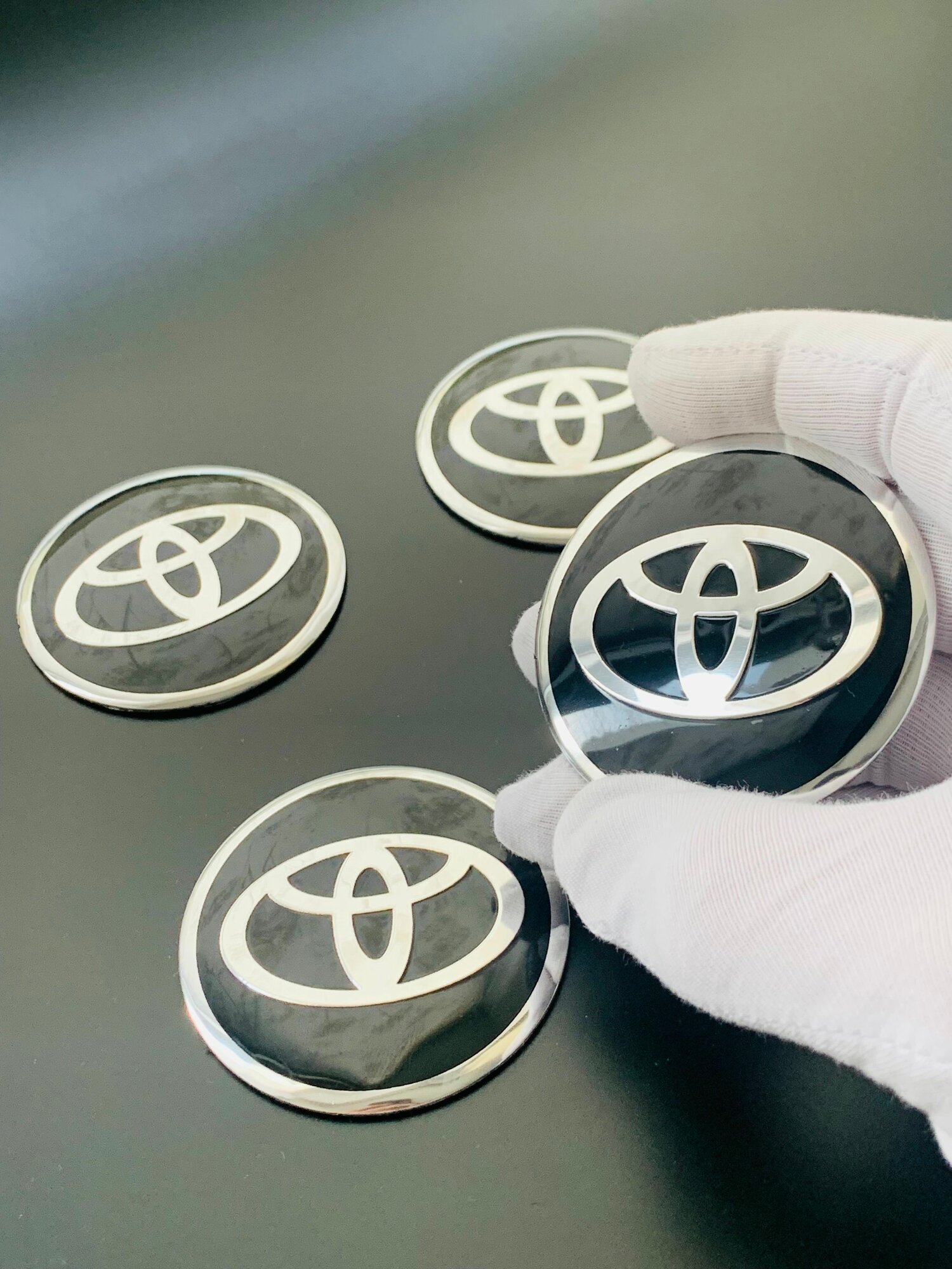 Наклейки на колесные диски Toyota 56мм черный. Наклейки Тойота 4шт