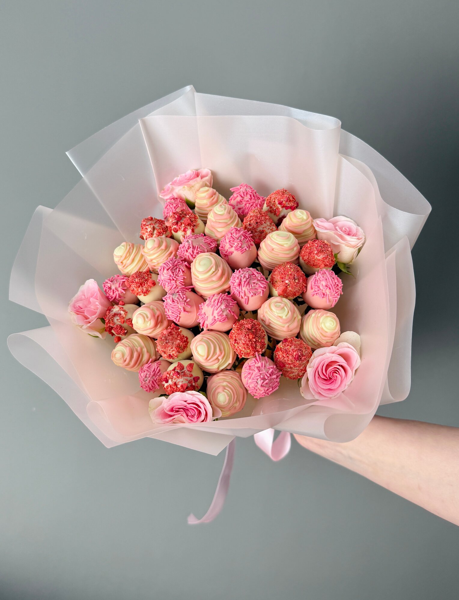 Букет из клубники в белом и молочном шоколаде «Рассвет», для любимой девушки, мамы, коллеги, сестры, подруги, 55 шт