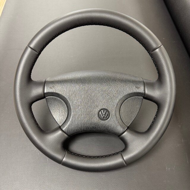 Руль Volkswagen Golf 3 Б/У после перетяжки.