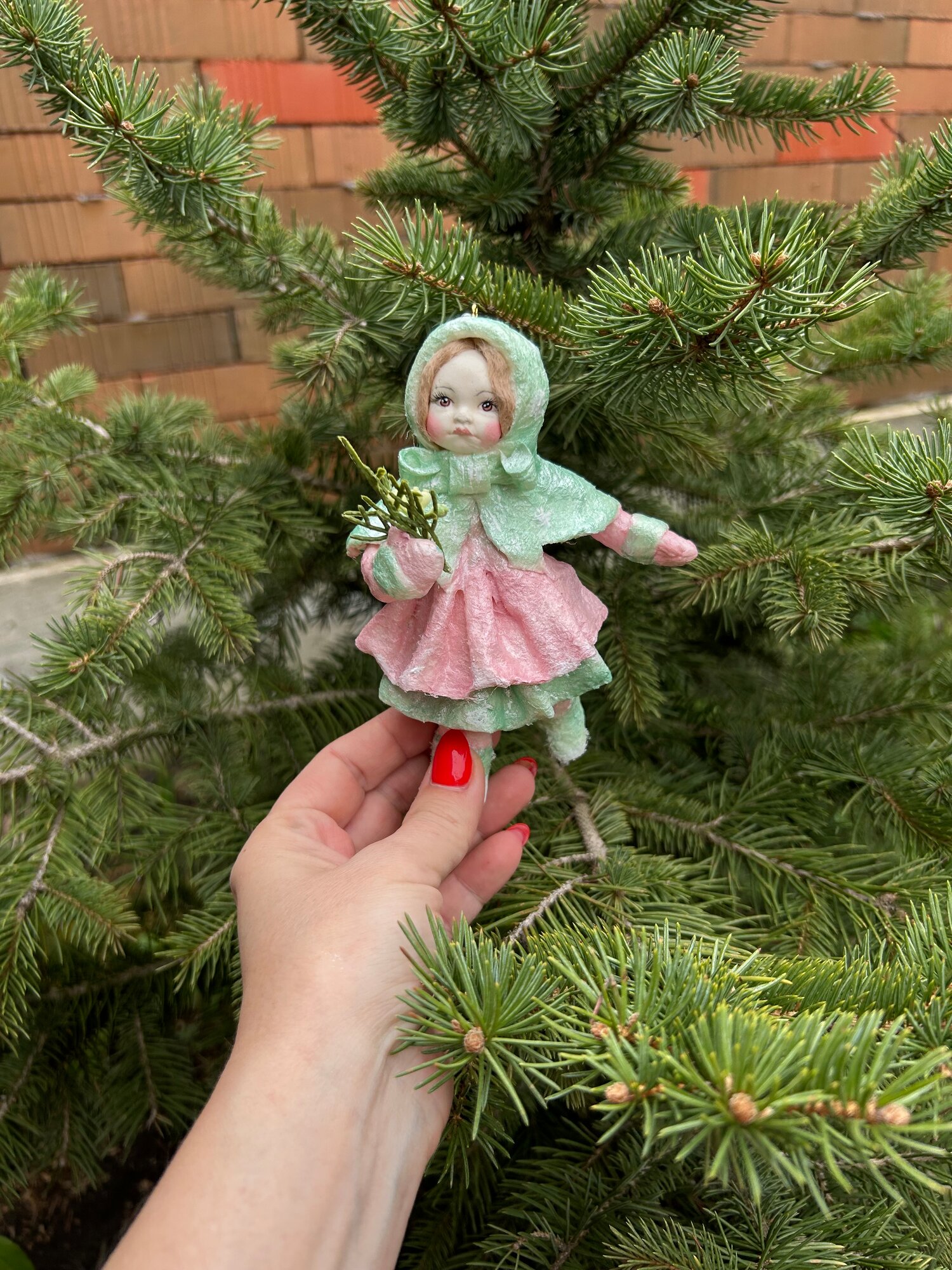 Ватная елочная игрушка - девочка на коньках