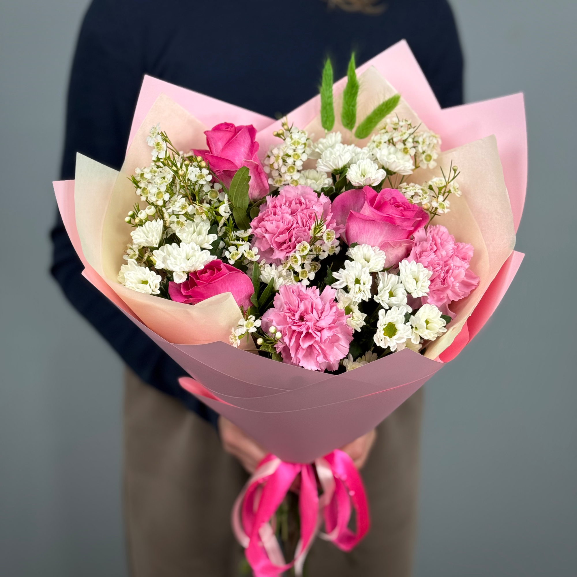 Букет Олесия в стильной упаковке. «365 Поводов» - живые цветы с доставкой