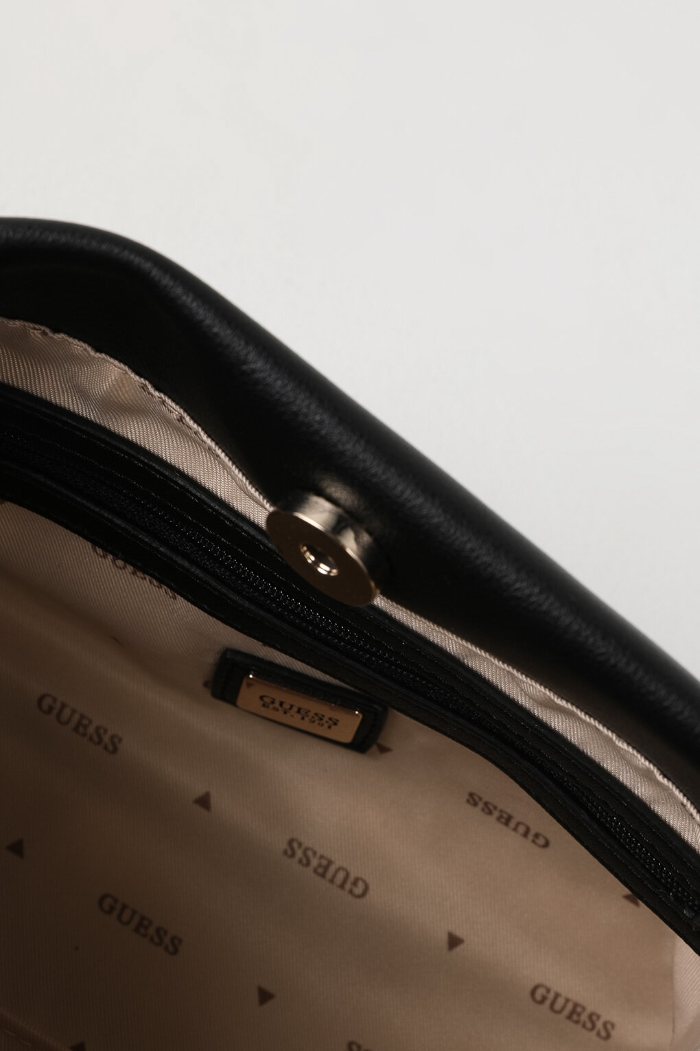 Сумка кросс-боди GUESS, черный — фото 1