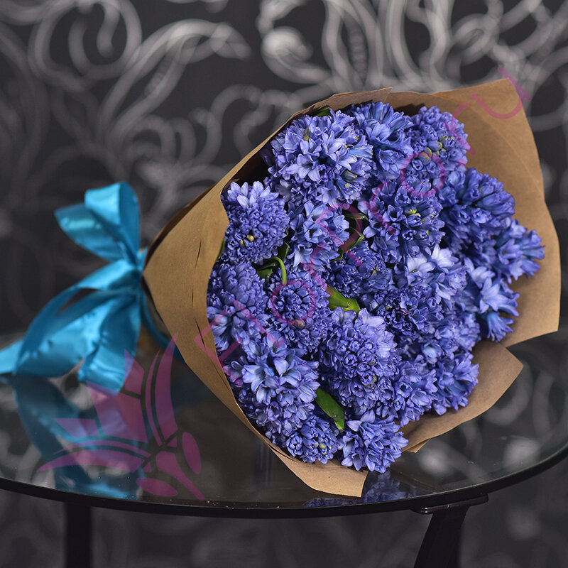 Букет живых цветов Flor-Pro Flowers из 21 синего гиацинта в дизайнерской упаковке — фото 1