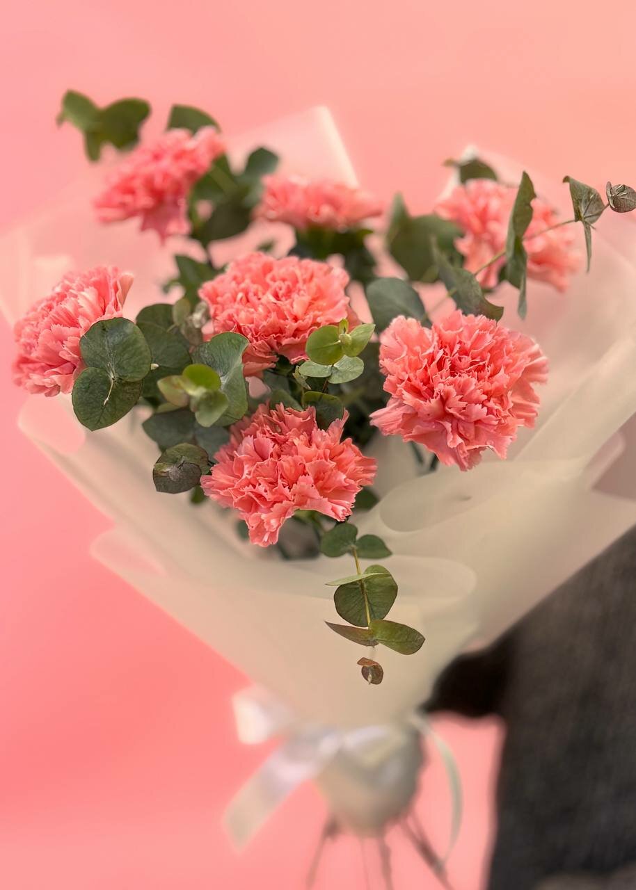 Розовые диантусы в светлой упаковке- знак внимания, заботы и любви