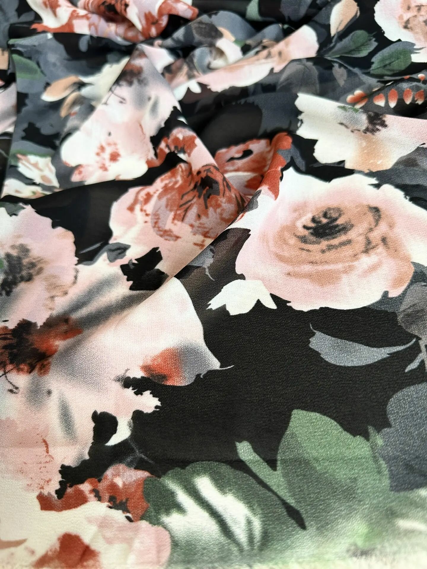 1м. Шифон ткань для шитья. Цвет черный с цветами. Ширина 150 см. Плотность 101