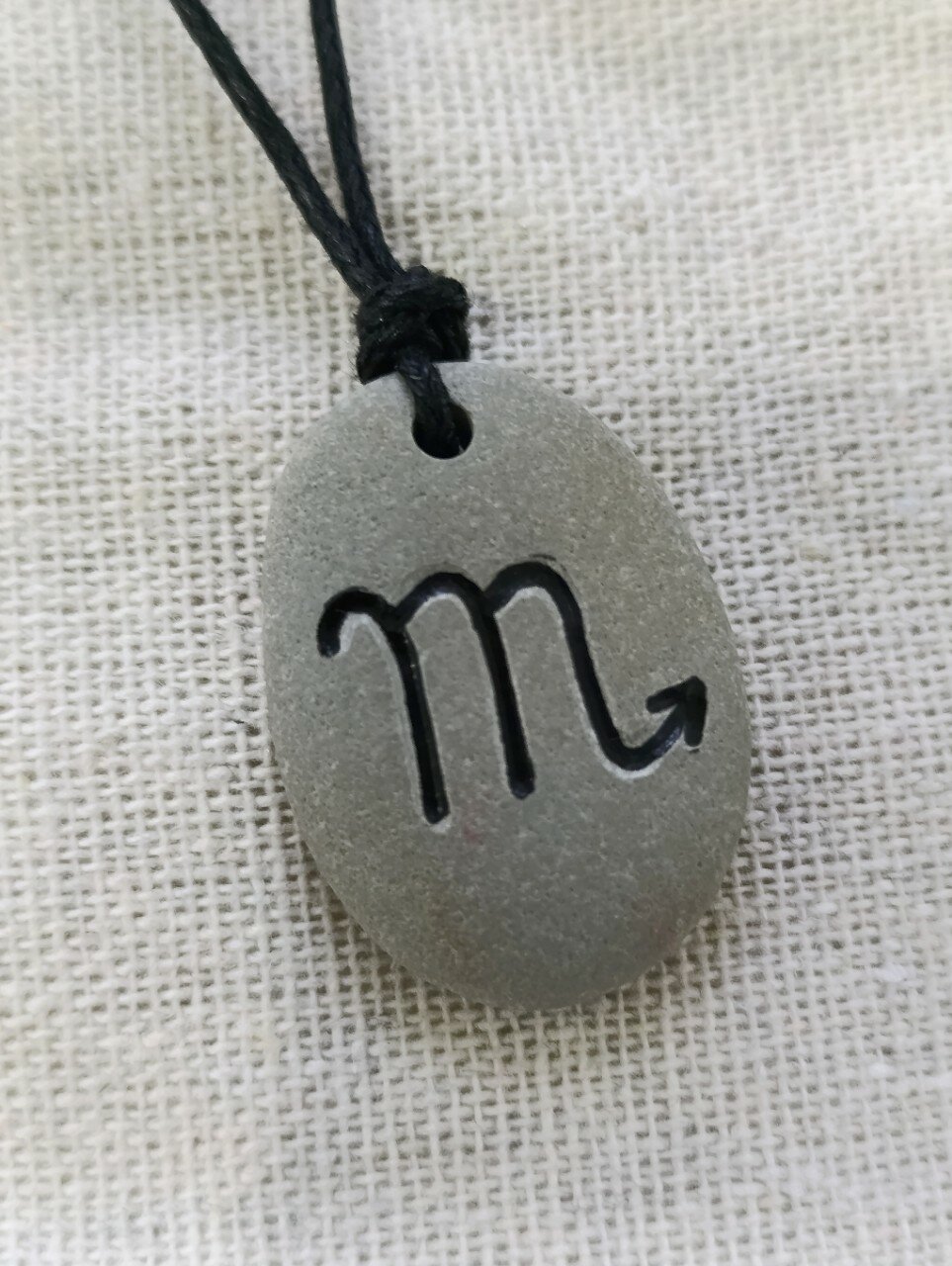 Скорпион. Знак зодиака. Амулет. Оберег из натурального камня с гравировкой.