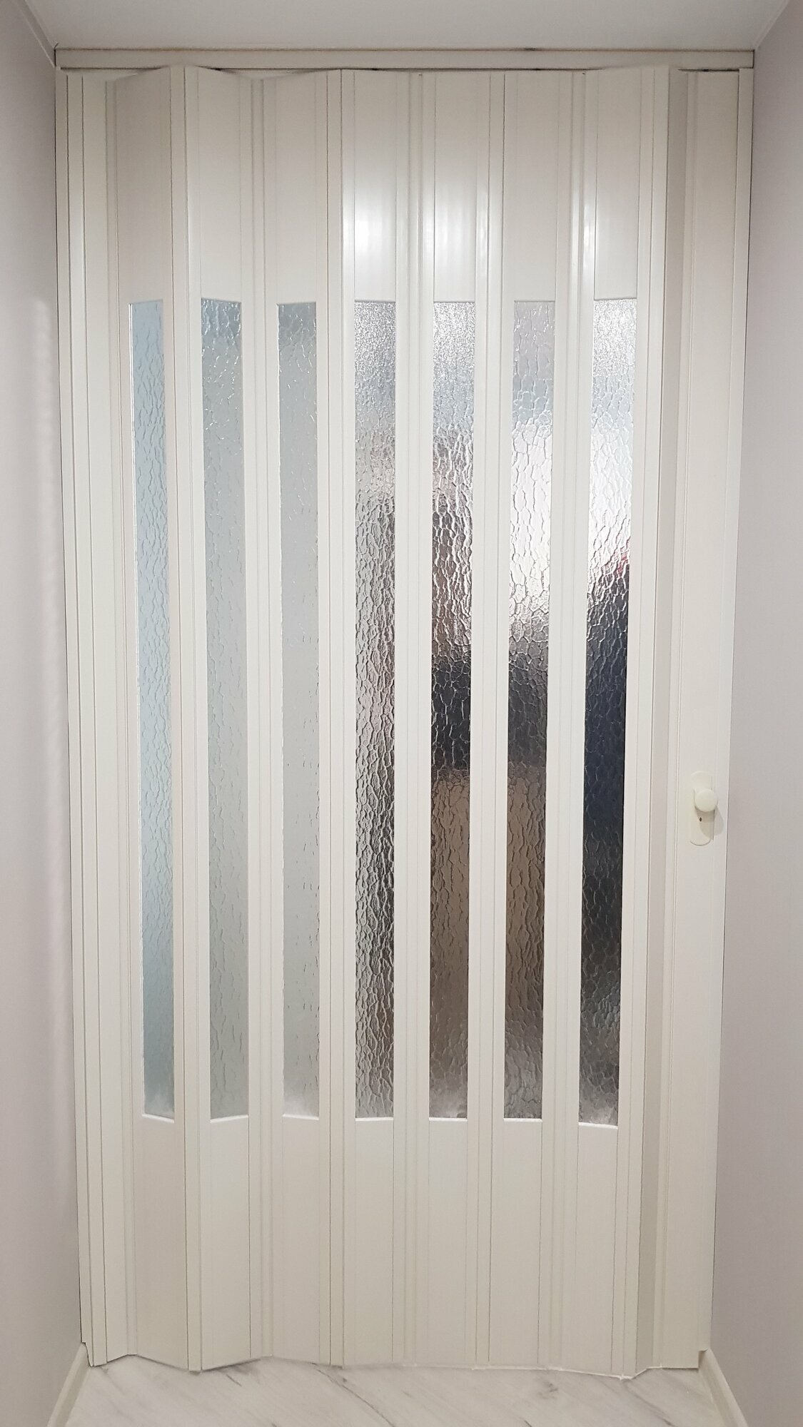 Перегородка гармошка BIG STAR 2700х1163мм белый молочный полуматовый остекленная с замком и колесиками