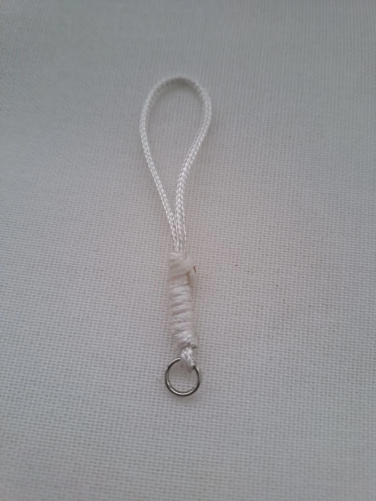 Веревочный карабин для ленты белый. не оставляет затяжек на ленте и не цепляется. художественная гимнастика