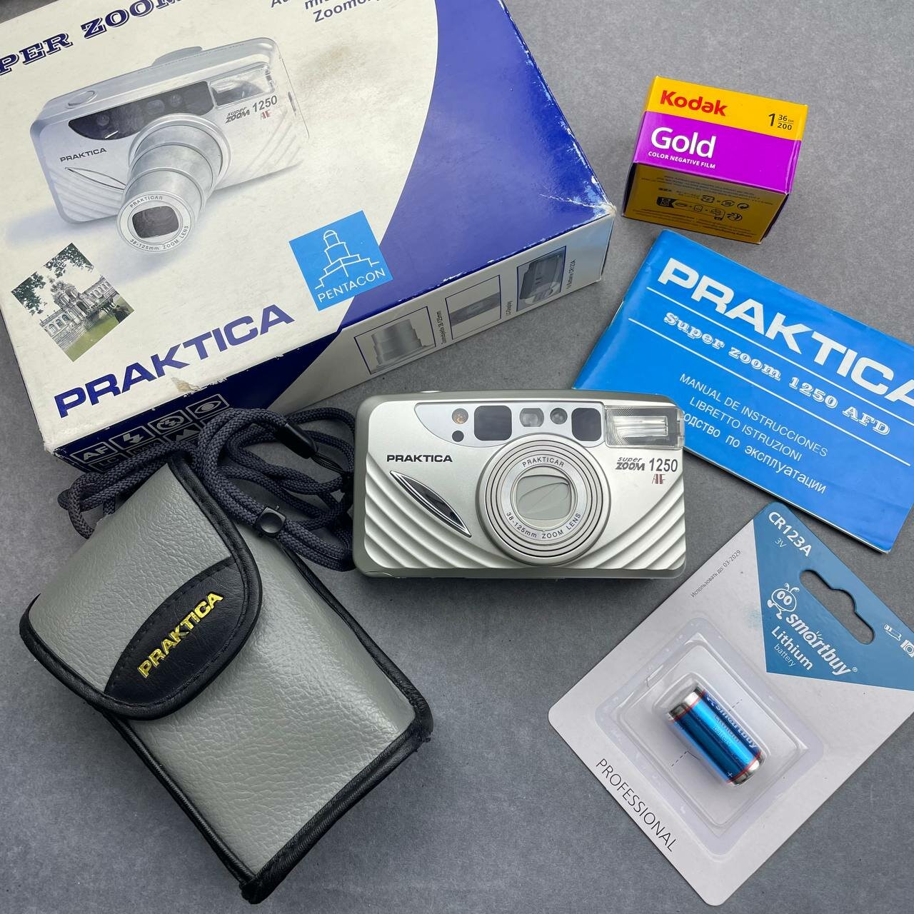 Винтажный пленочный фотоаппарат Praktica Super Zoom 1250 AF, с фотопленкой и коробкой