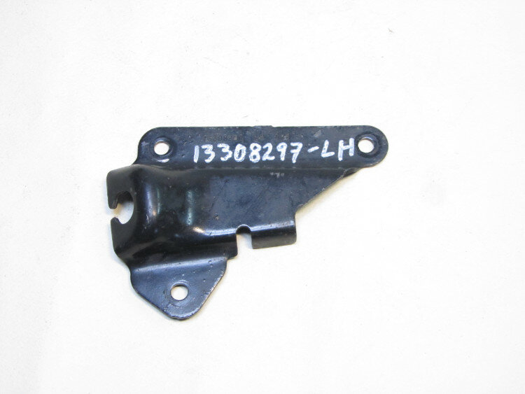 Кронштейн троса ручника левый 13308297 Chevrolet Cruze