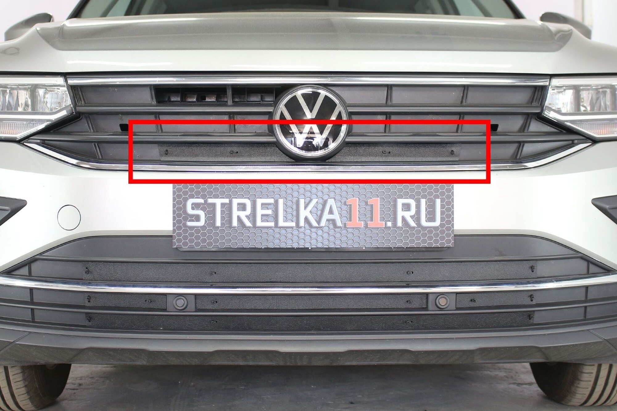 Зимняя защита на стяжках для Volkswagen Tiguan II рестайлинг 2020 (2 части)- верх