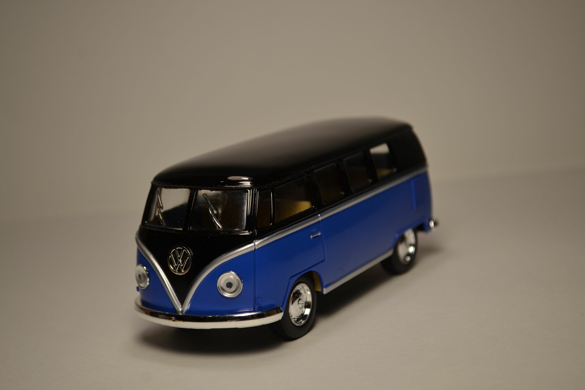 Металлическая инерционная игрушечная машинка Volkswagen Classical Bus
