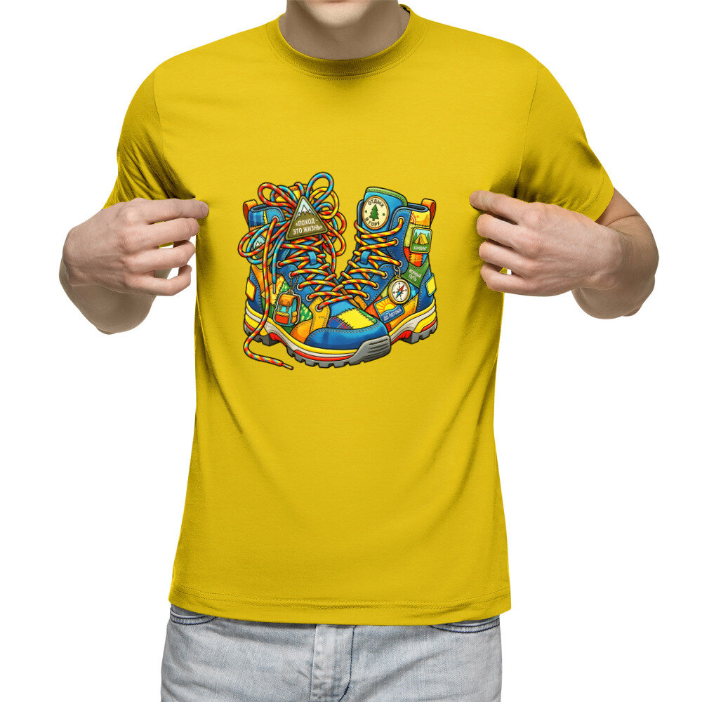 Мужская футболка «Турист поход лето горы спорт кроссовки» (желтый, S)