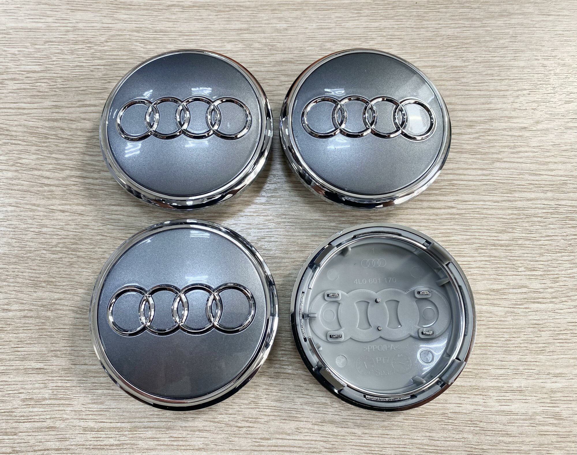 Заглушки диска Ауди/Колпачки для диска AUDI , 77/67 мм (комплект 4 шт) 4L0 601 170 серый/хром