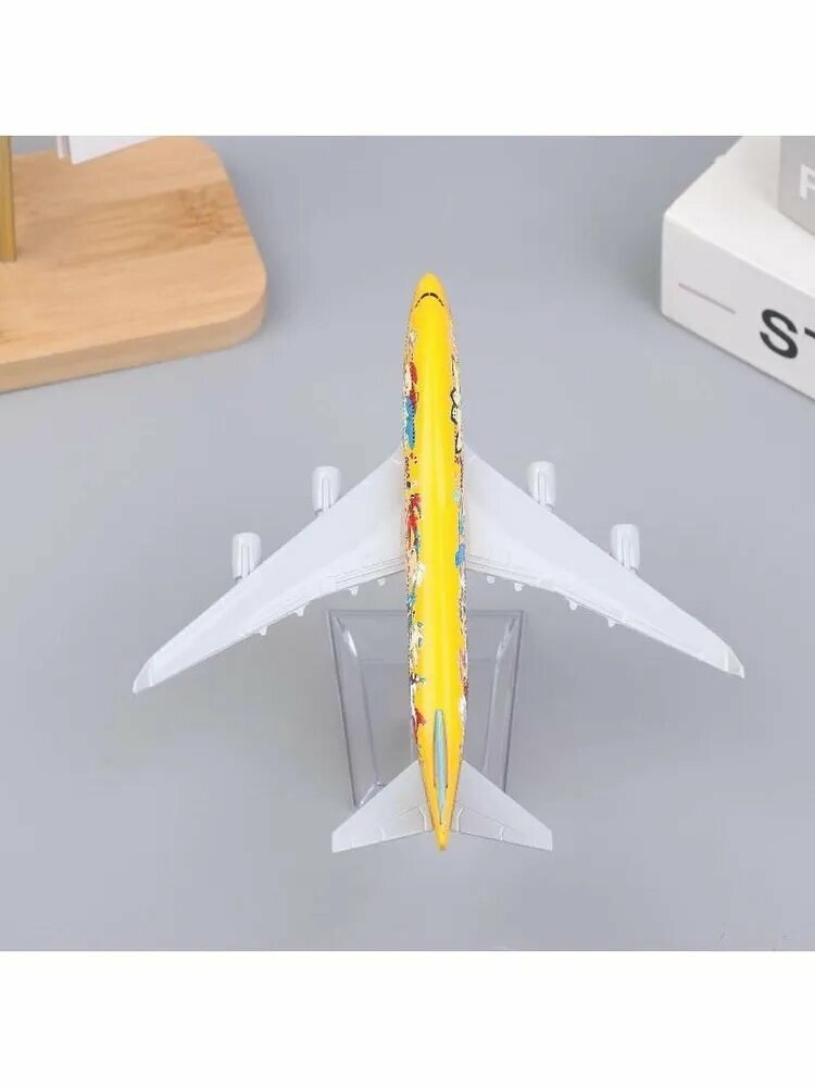 Модель самолета Boeing 747 с изображением Пикачу