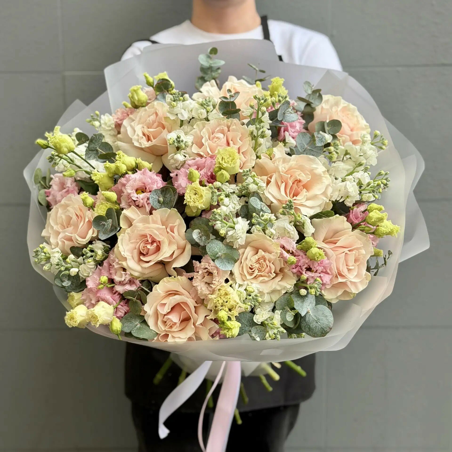 Букет Rybe-Flowers "Маттиола, Эустома, Французские Розы", авторский, белый/розовый