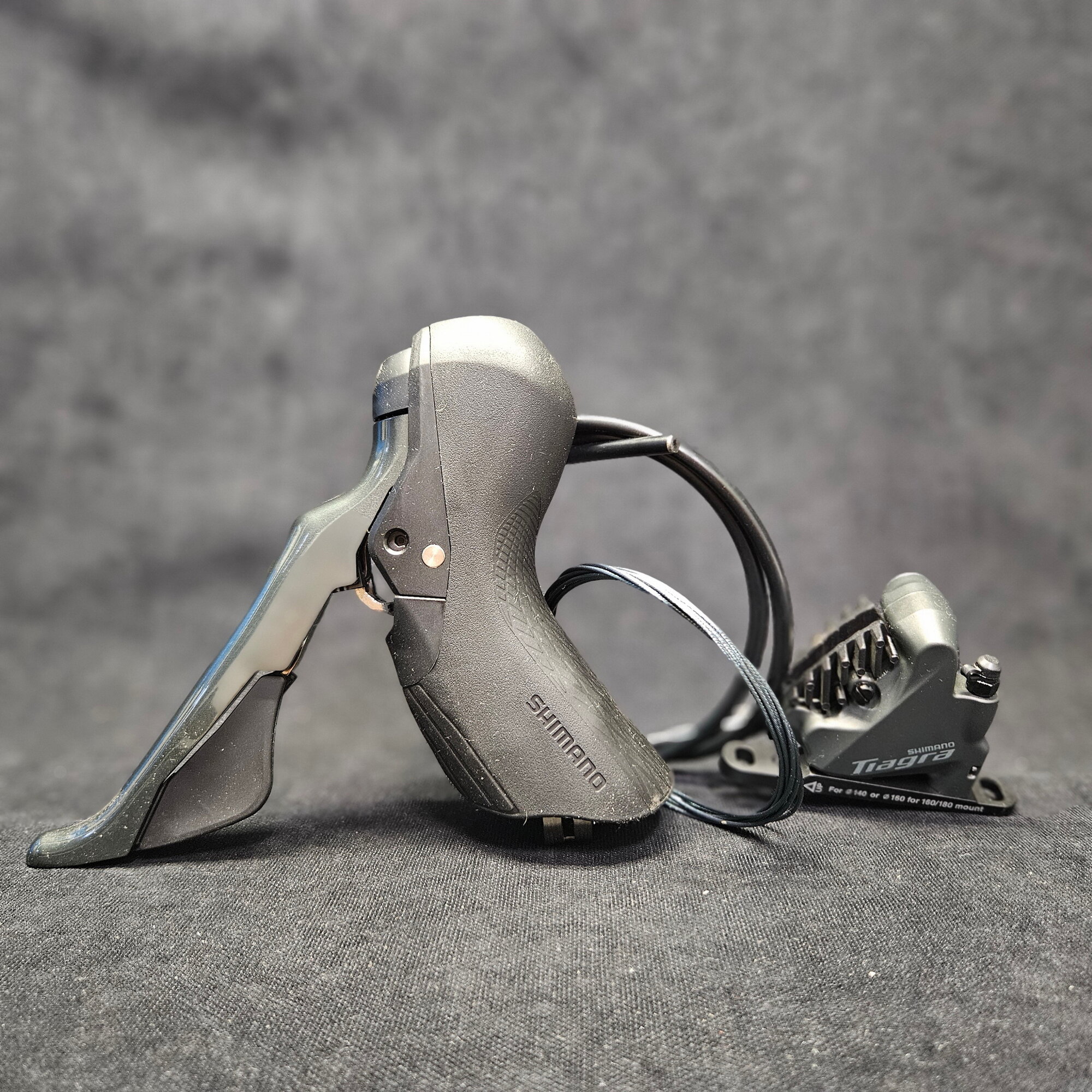 Пистолет-манетка Shimano Tiagra ST-4720 (гидравлика), 2 ск, калипер Tiagra BR-4770 (колодки - L05A-RF), гидролиния 900 мм, J-kit (OEM без упаковки)