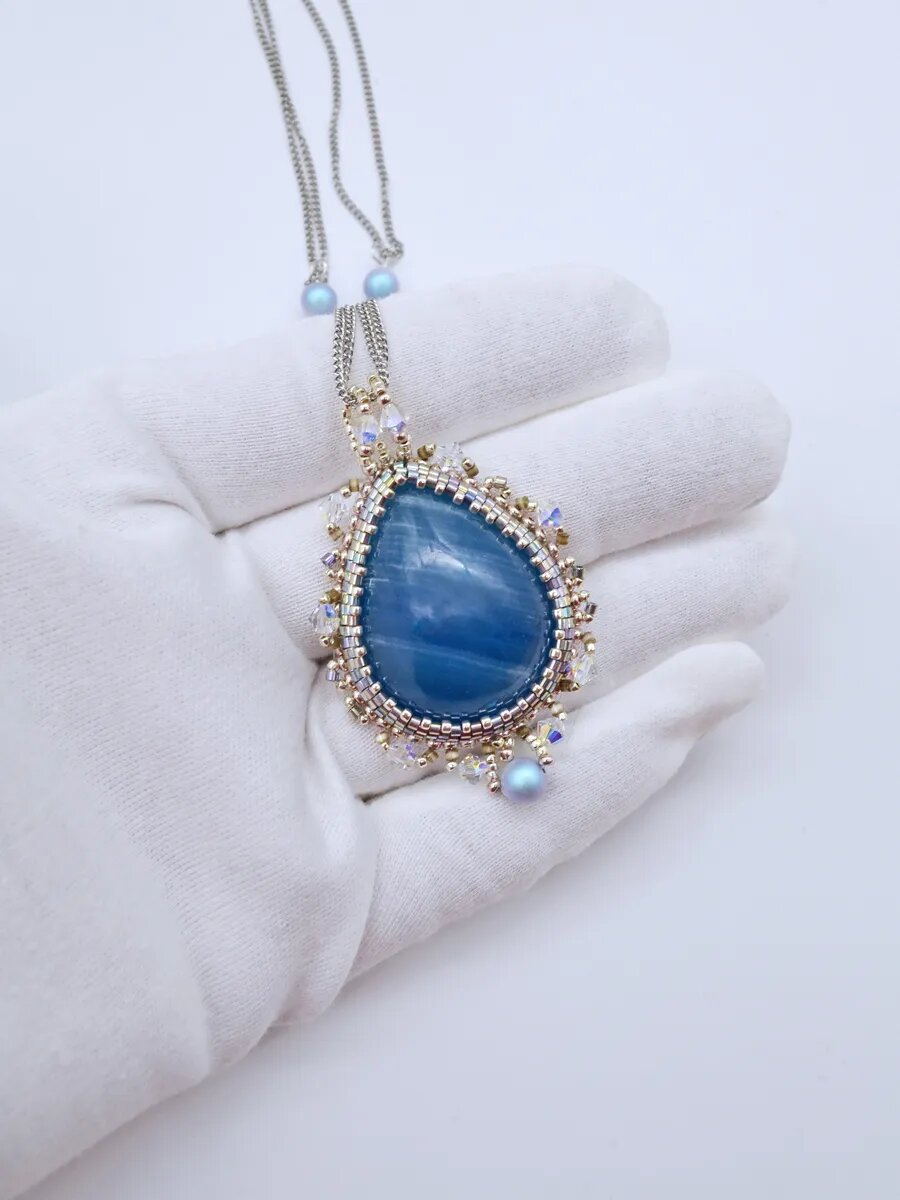 Подвеска ручной работы с голубым ониксом и Swarovski