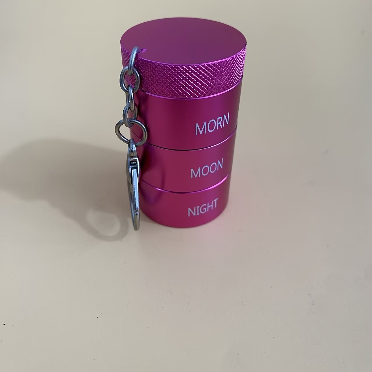 Органайзер для мелочей с тремя отделениями и брелоком, компактный, для крепления на рюкзак или ключи, для специй и украшений, розовый, 1 шт.