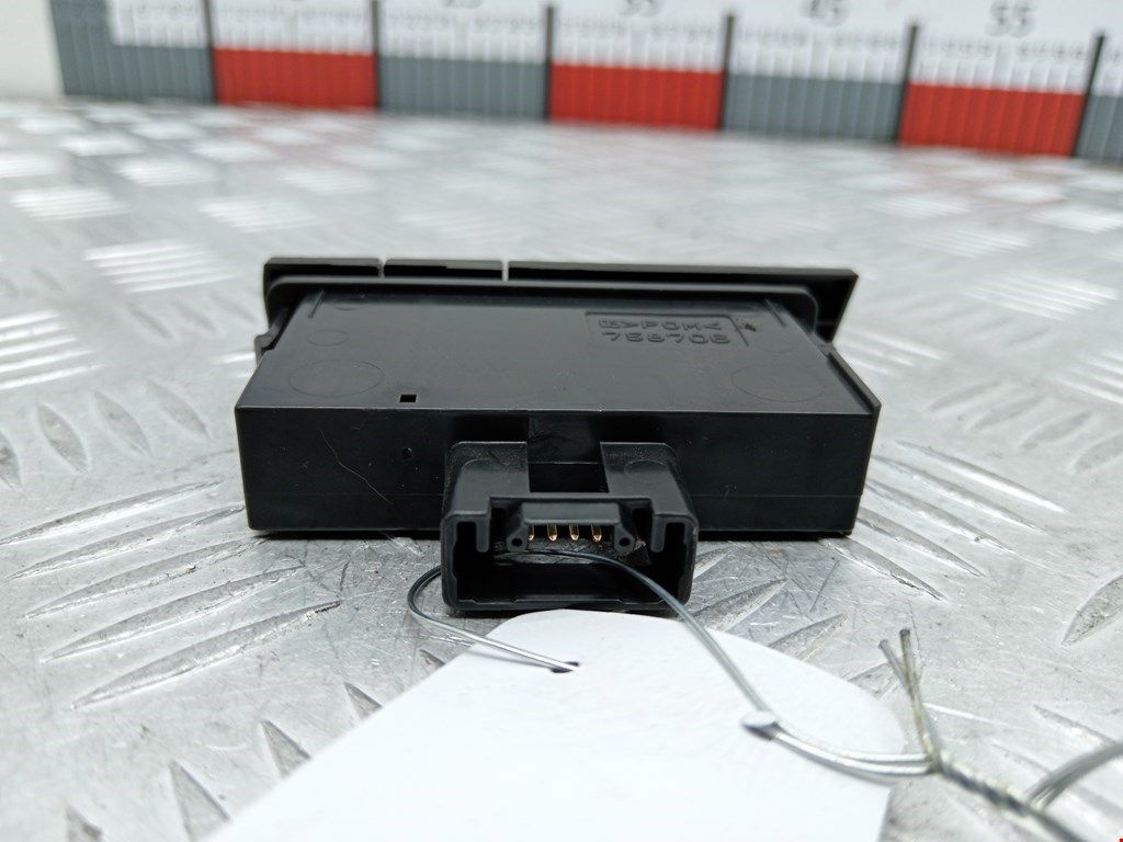 Кнопка аварийной сигнализации / 1775242 758706 8433047020 для Toyota Prius 2 (XW20) (с пробегом)