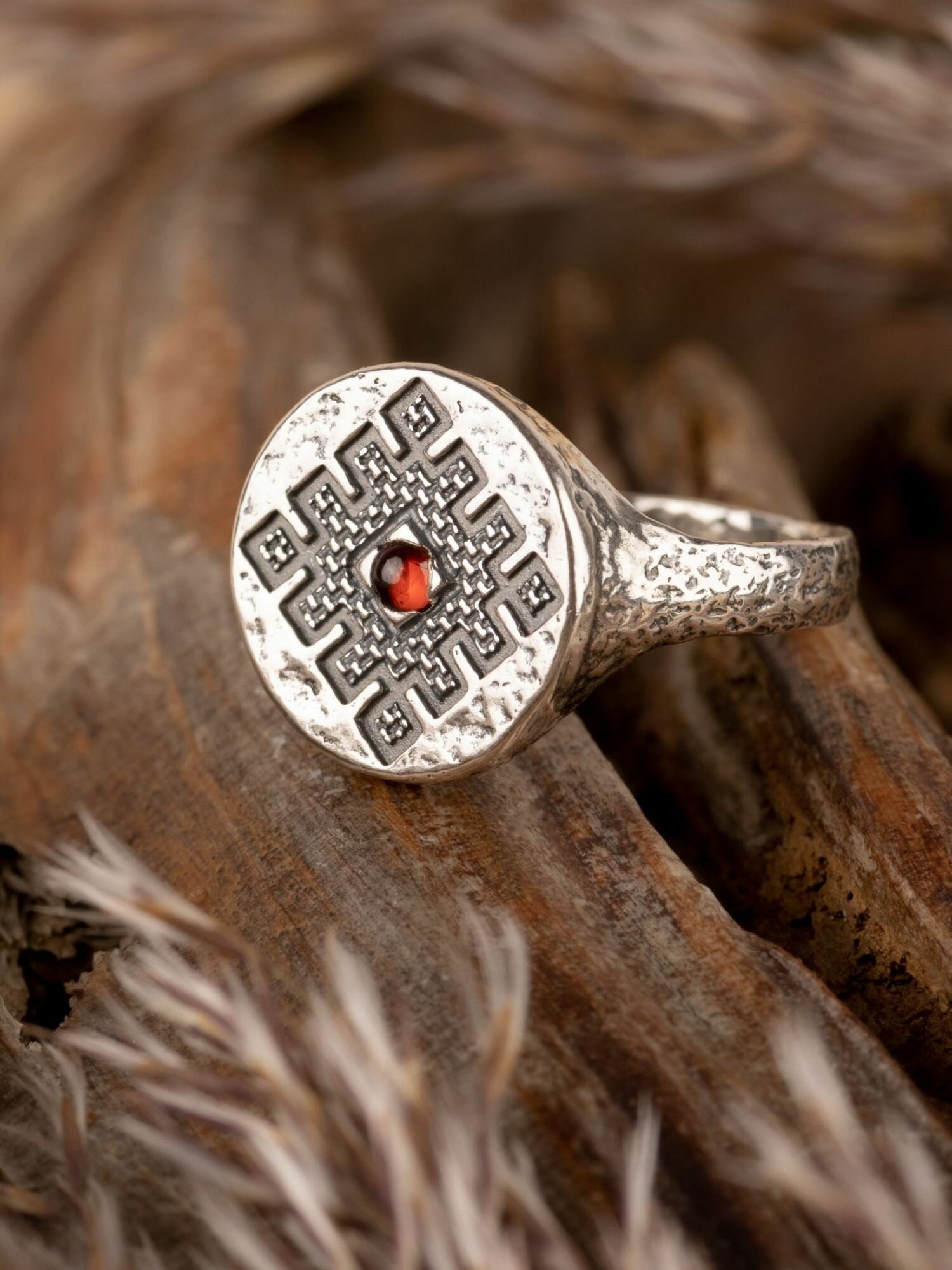 Сила предков, кольцо серебро, славянский оберег "Репейник счастья" с Гранатом