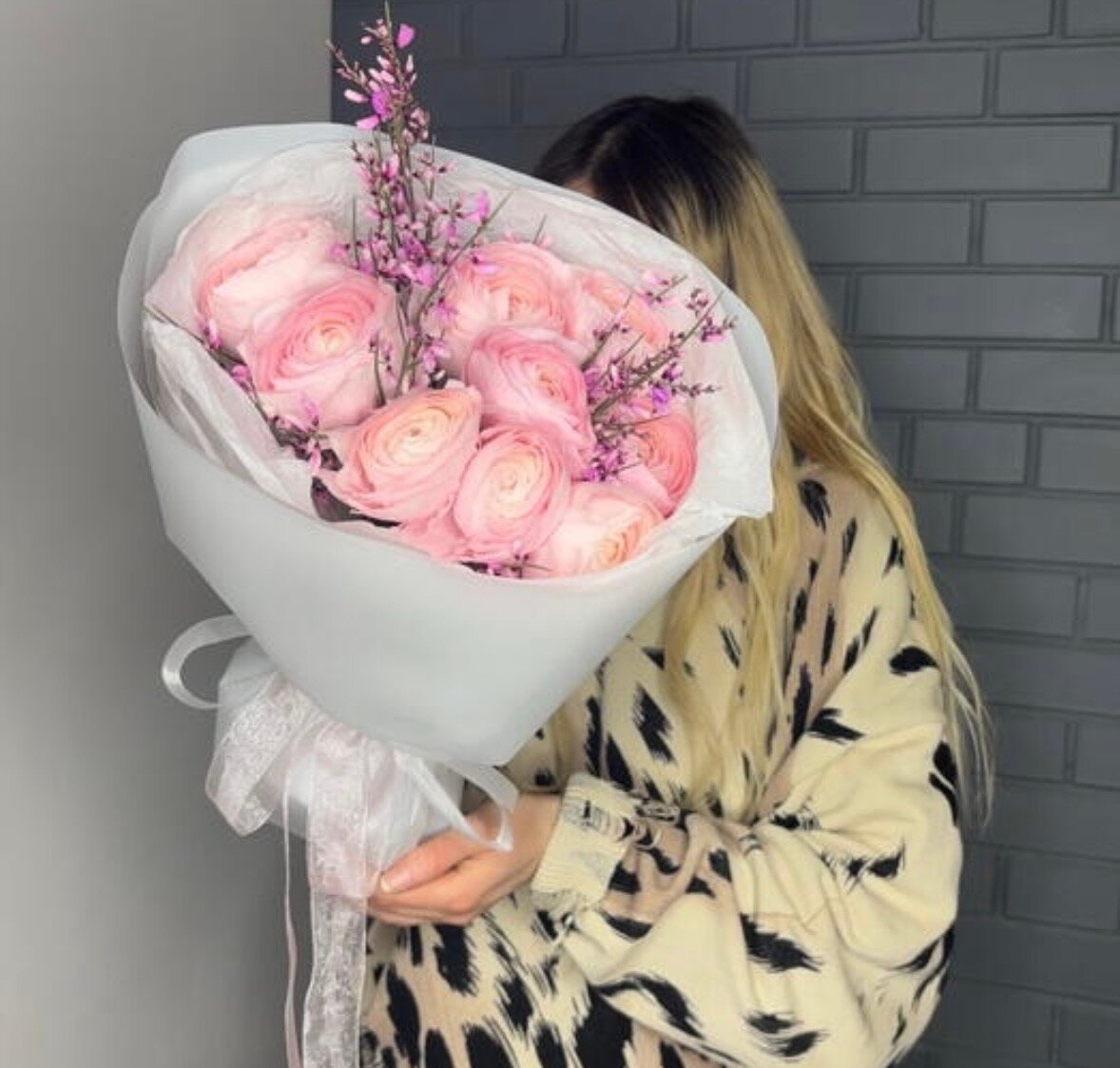 Букет (розовые ранункулюсы и ароматная гениста)