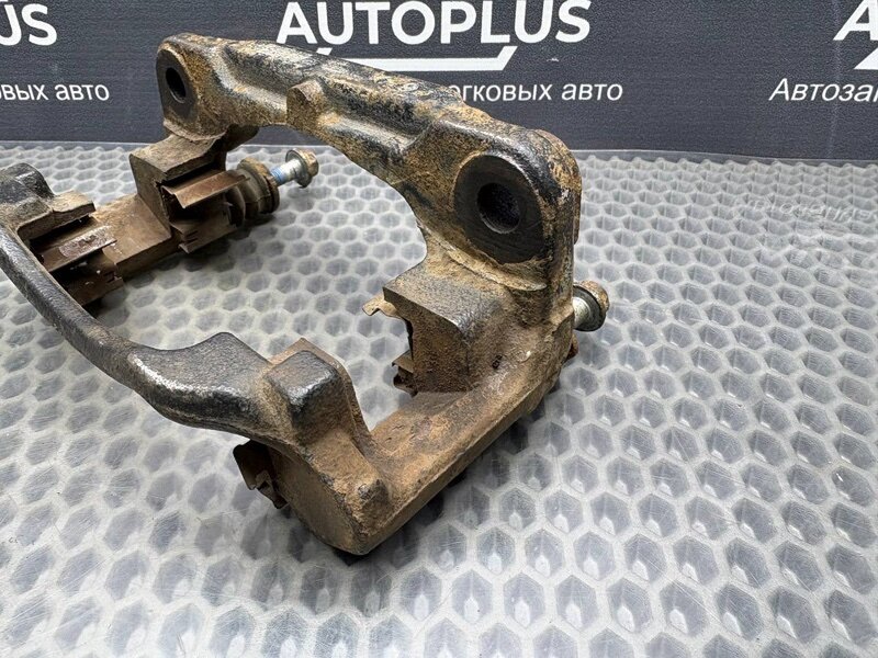 Скоба суппорта Левый Передний Renault Megane 2005 (1.4 K4J 730) Б/У с пробегом Арт. 7701208551 — фото 1