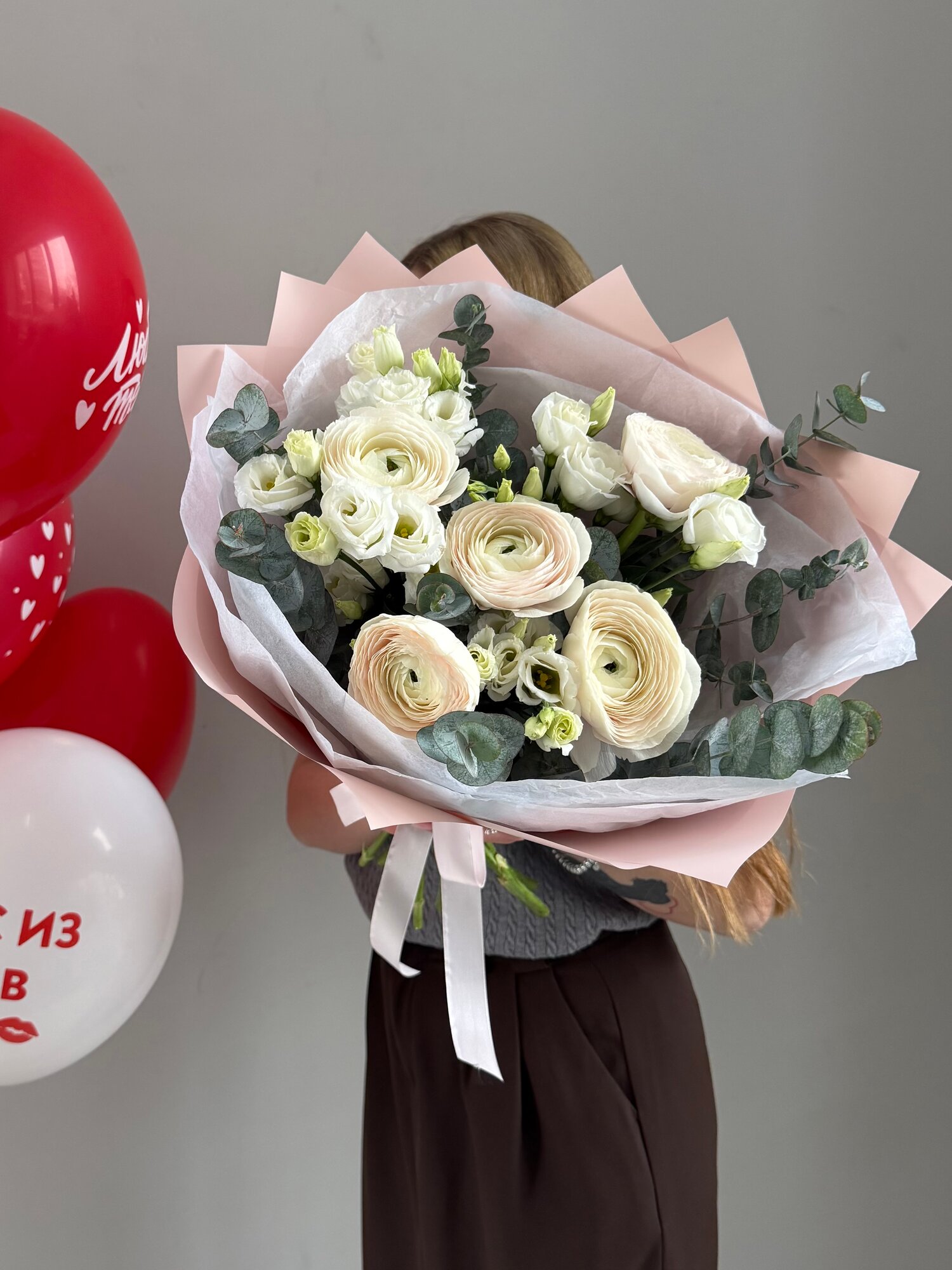 Букет авторский, ранункулюсы, эустома, эвкалипт, живые цветы