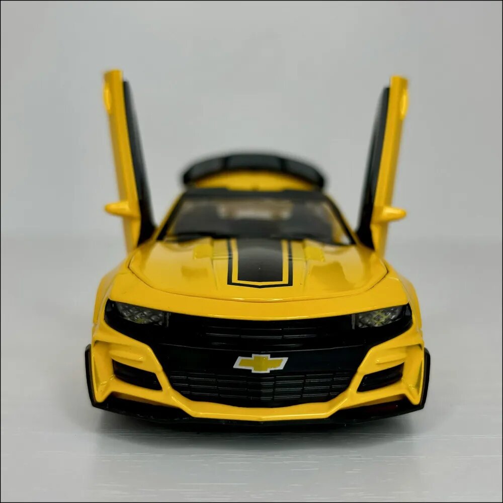Игрушечная металлическая машинка Chevrolet Camaro Bumblebee 1:32 с открывающимися дверьми — фото 1