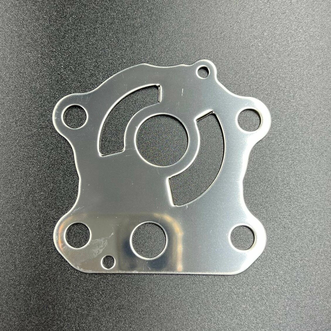 Пластина помпы охлаждения Yamaha 60-70, F40-60 (Omax) OEM номер: 6H3-44323-00; 6H34432300