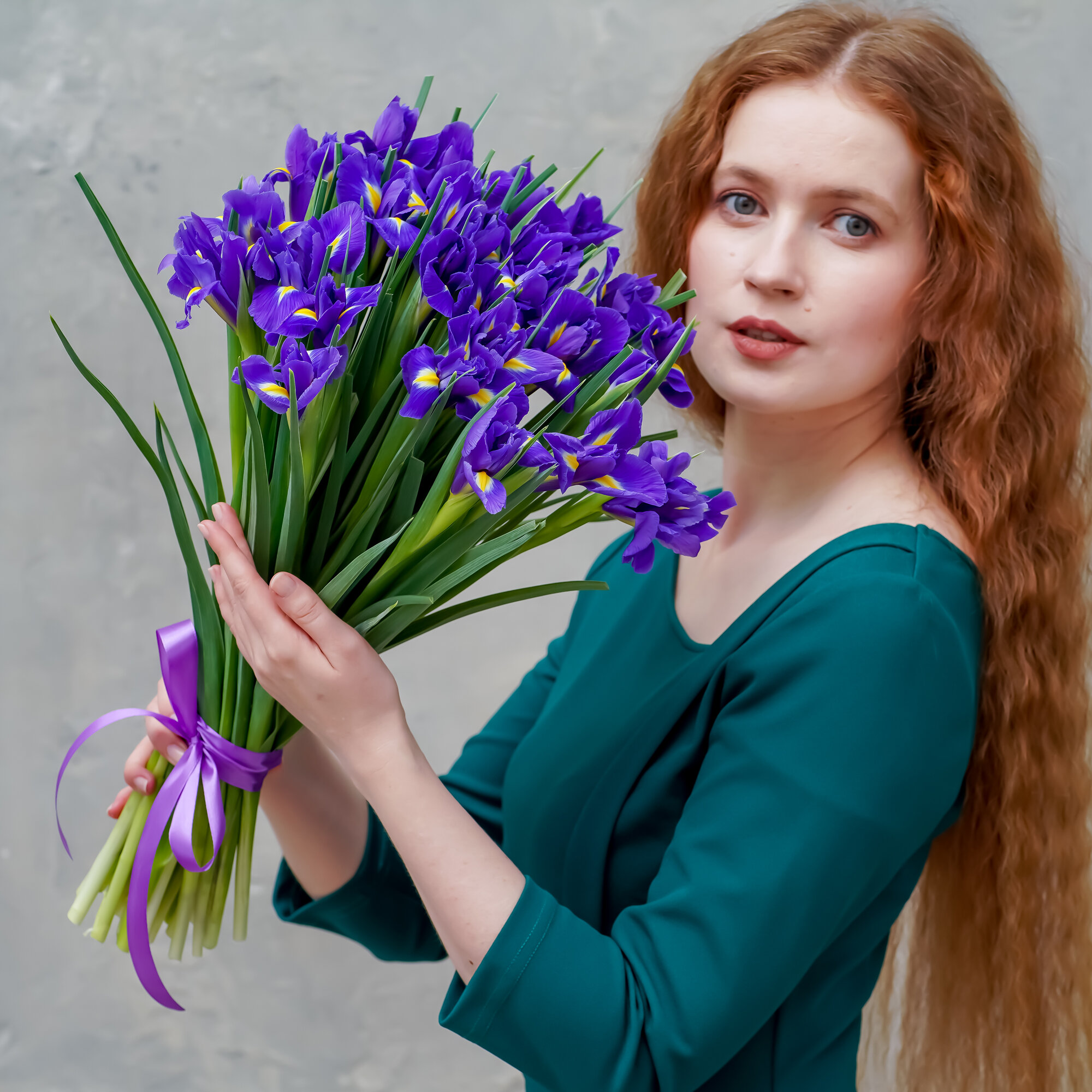 Букет живых цветов Flor-Pro Flowers из 15 синих ирисов с атласной лентой — фото 1