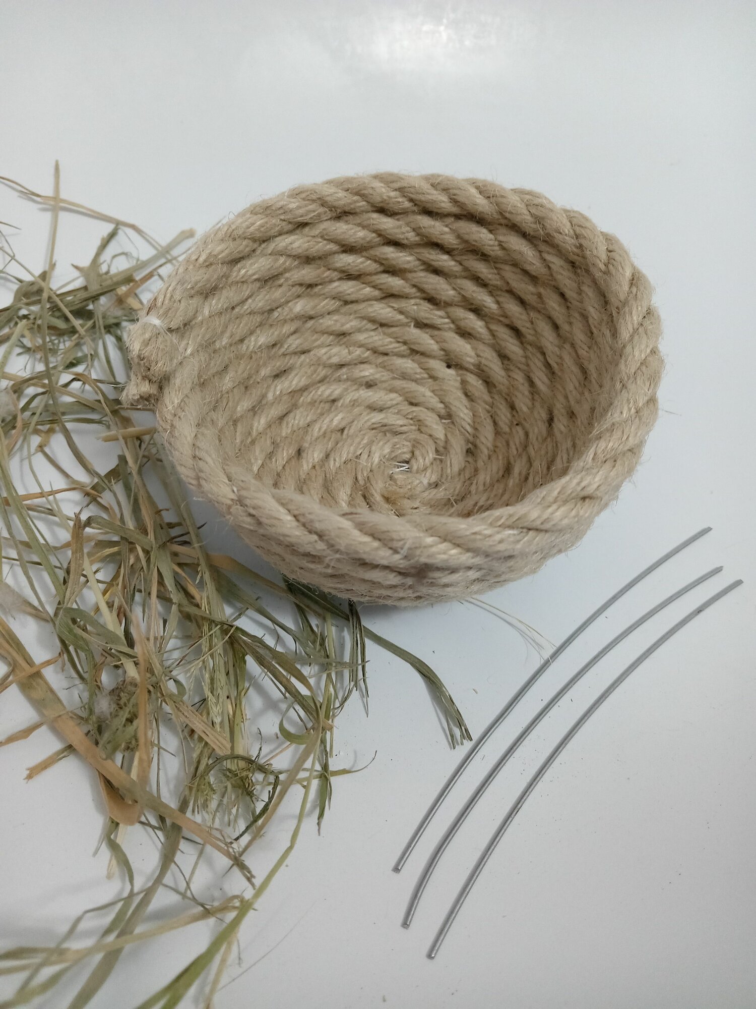 Гнездо для канареек "Джутовое", с сеном и крючками, 10 см x 10см x 6 см. светло-бежевое