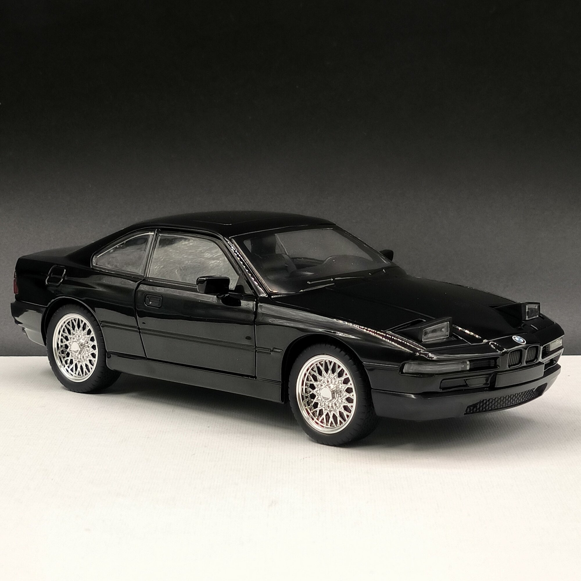 Машинка металлическая BMW 850 CSI E31 V12 с световым и звуковым сопровождением. Масштаб 1:24.