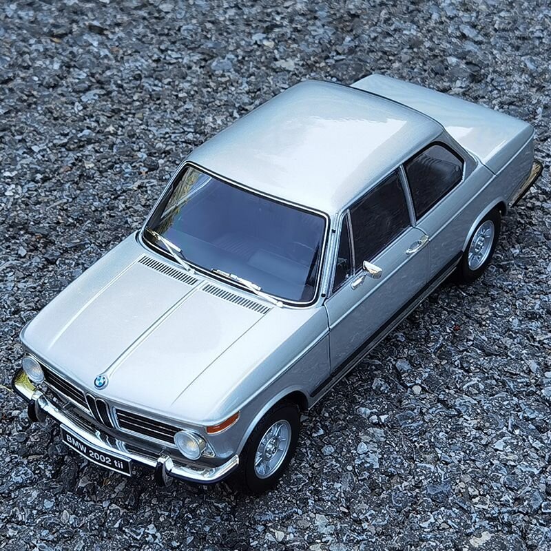 KYOSHO Масштаб 1:18 BMW 2002 tii Литая модель автомобиля с полностью открывающимися дверями