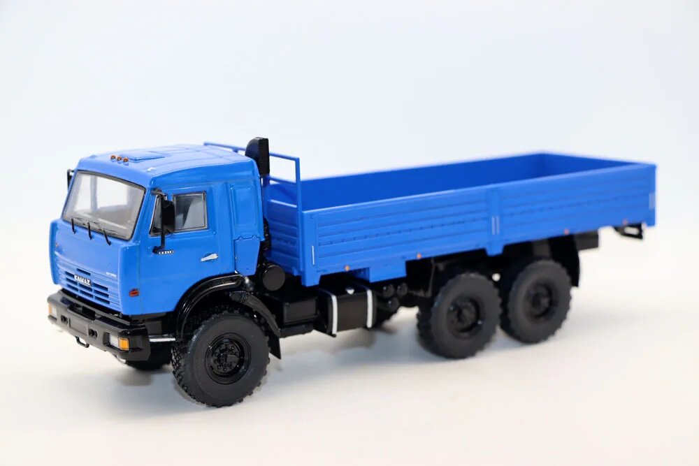 Металлическая модель грузовика KAMAZ-43118 синего цвета coolmodel 1/43