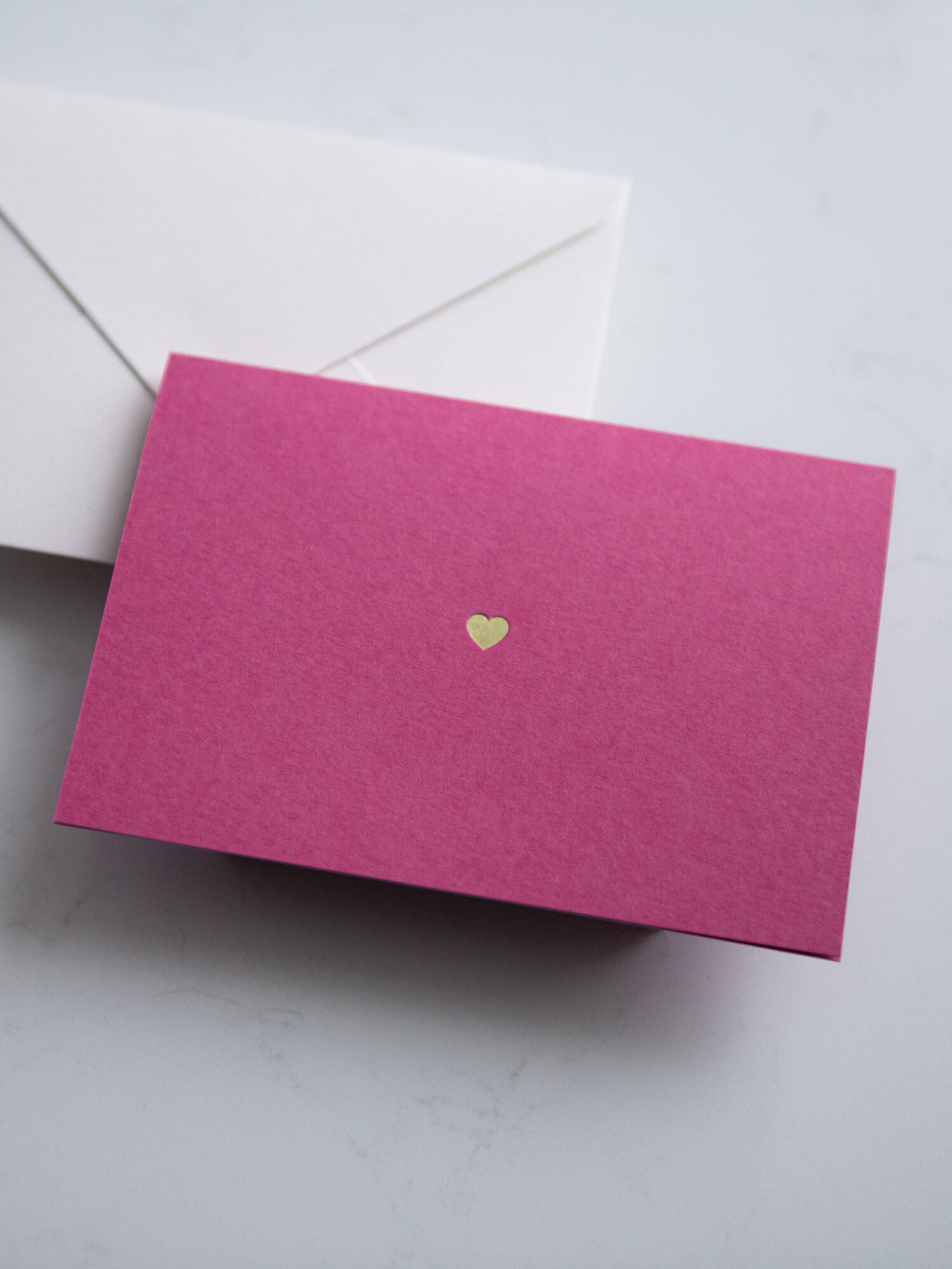 Открытка "Сердечко" фуксия с тиснением и белым конвертом TIMOLI