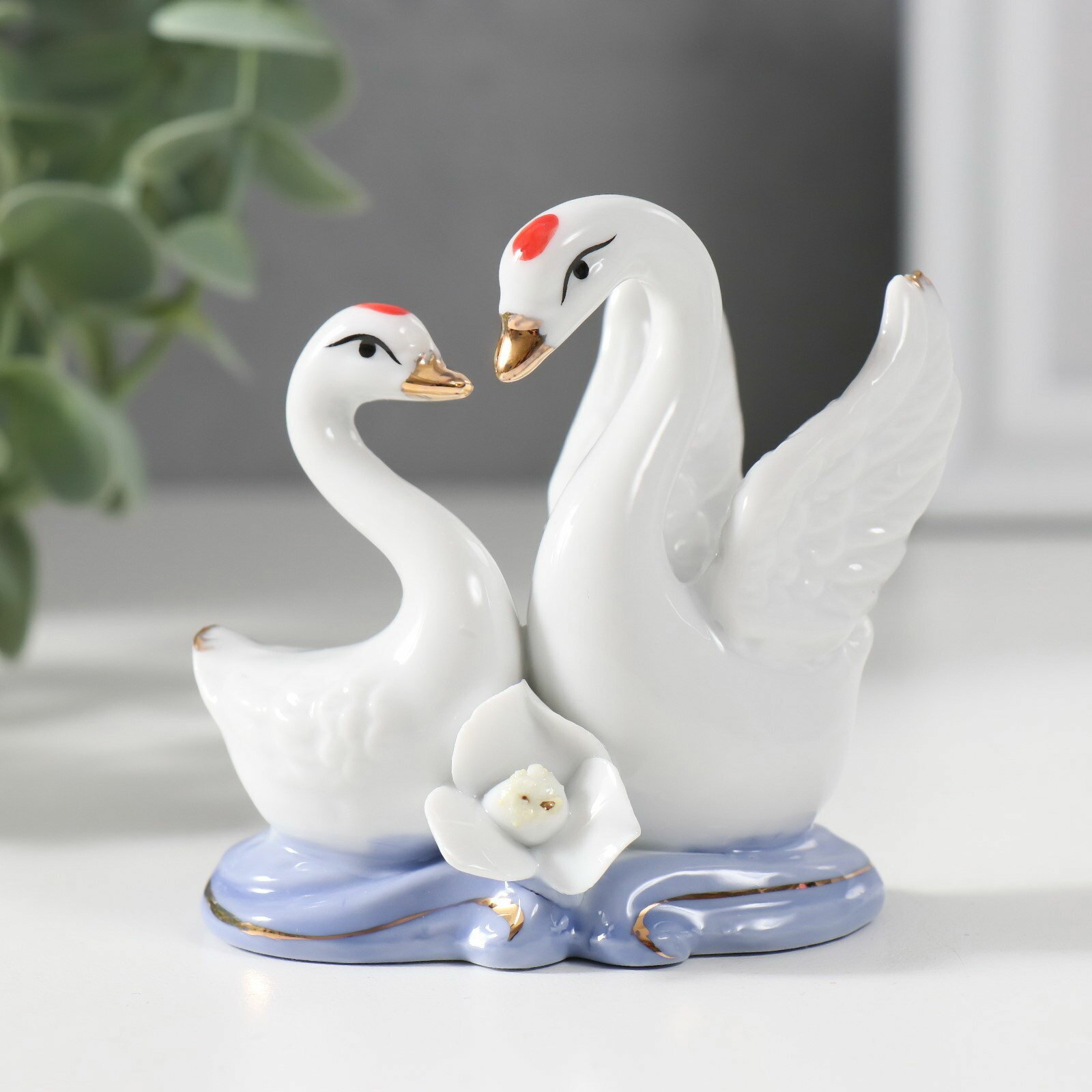 Фигурка керамика под фарфор "2 лебедя", 8x7 см, цвет: белый, тематика праздника: 8 марта