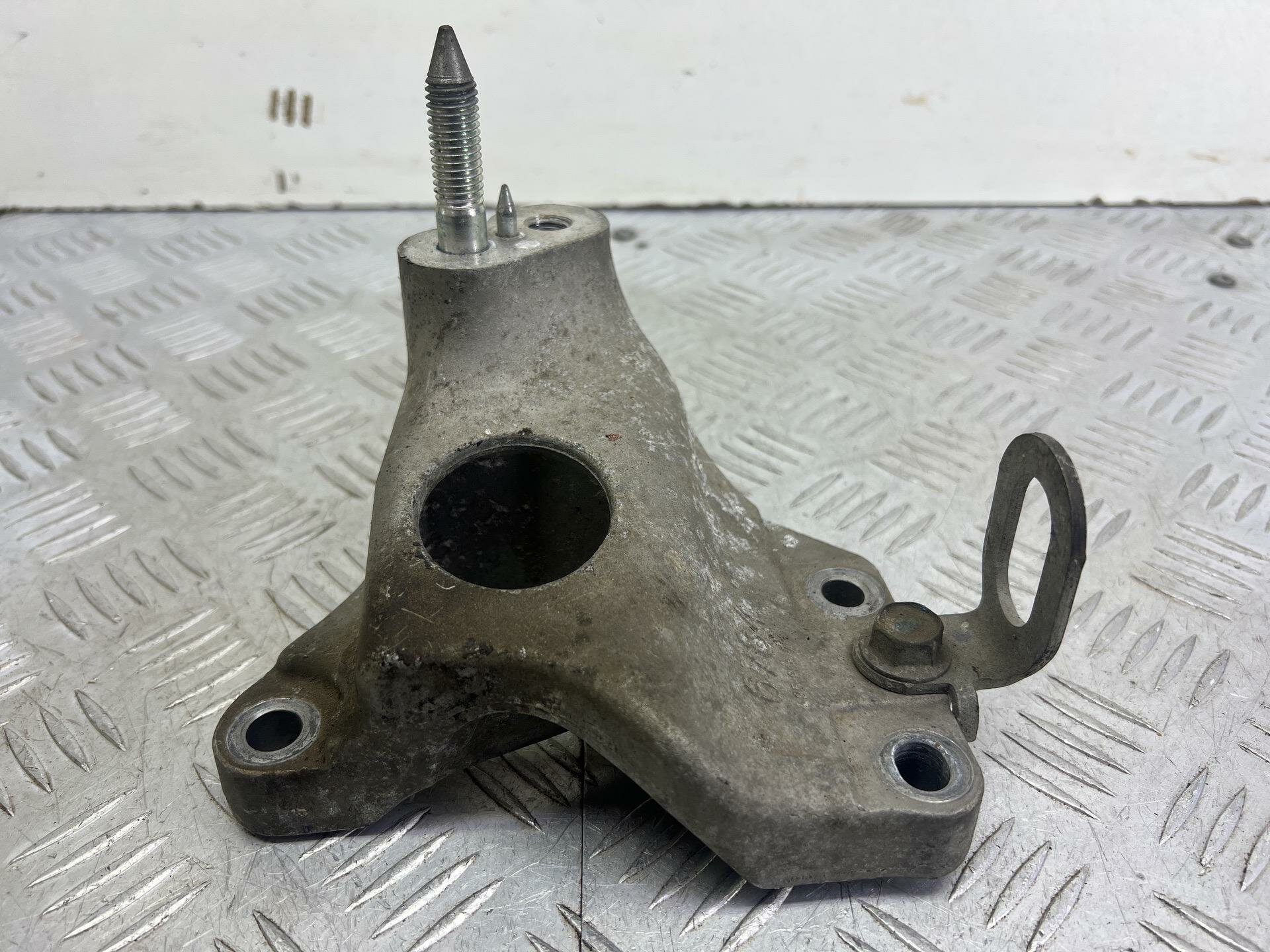 Кронштейн коробки (балка кпп) Chevrolet Spark M300 2012 95966784