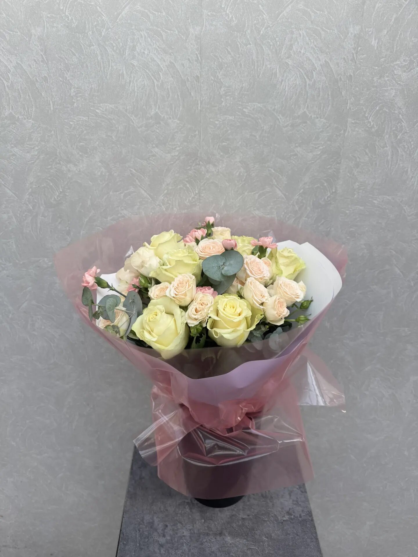 Букет из одноголовых и кустовых роз, кустовых диантусов и эвкалипта