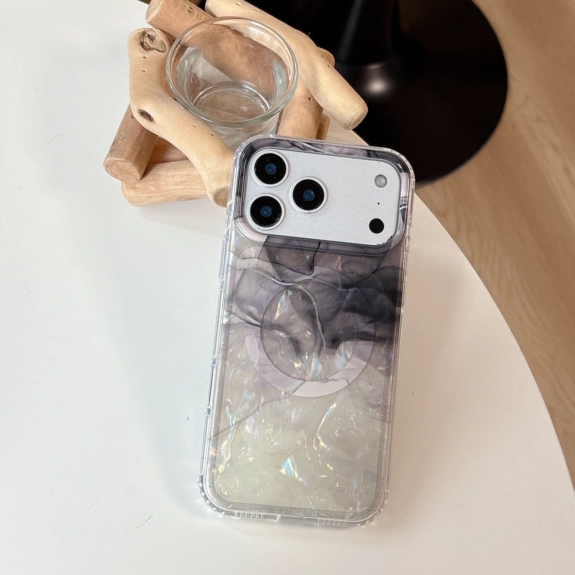 Черный чехол на iPhone 15 Pro с мраморным узором