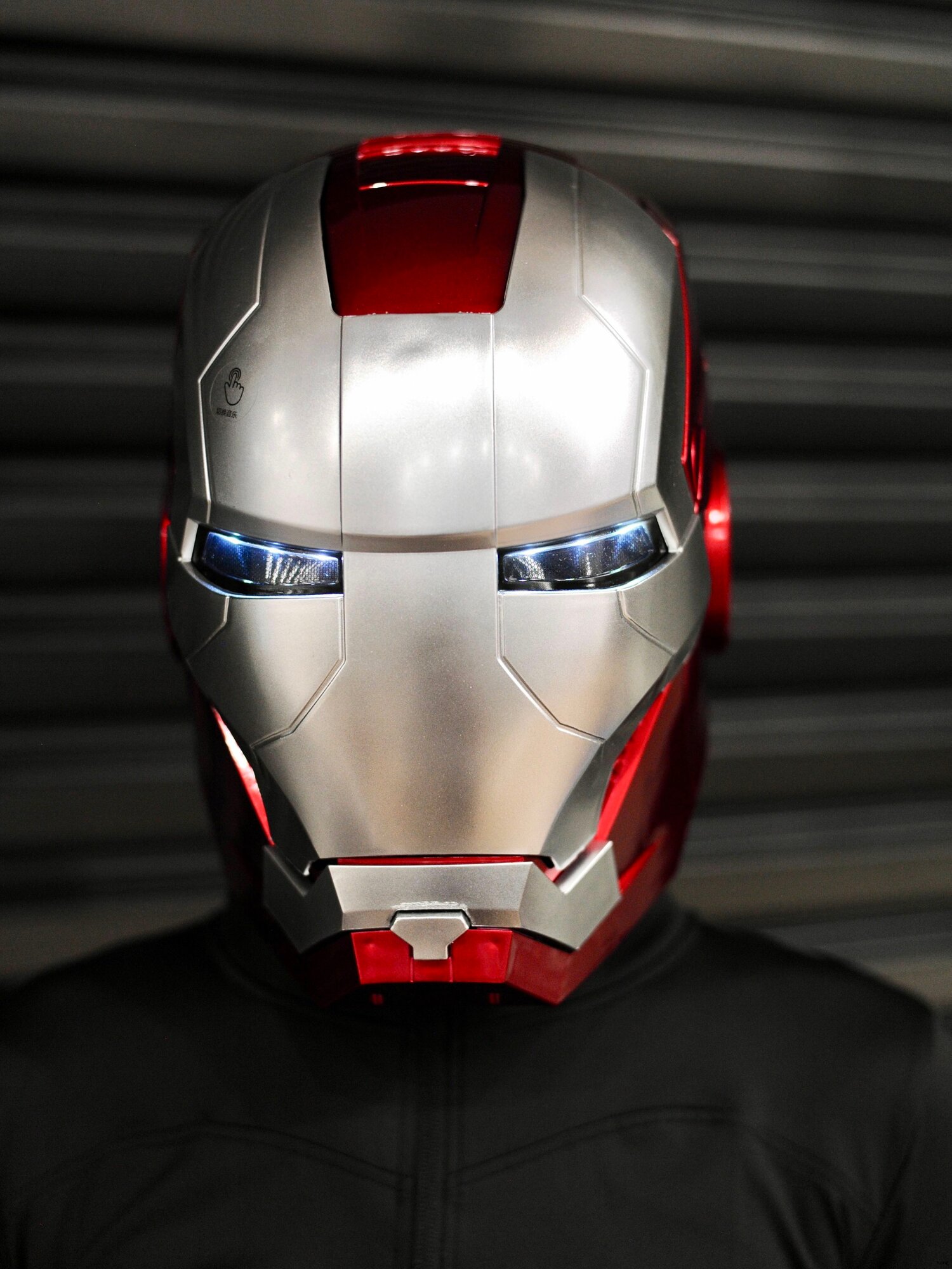 Маска Шлем Железного человека серебряная Iron man со светящимися глазами и звуковым эффектом