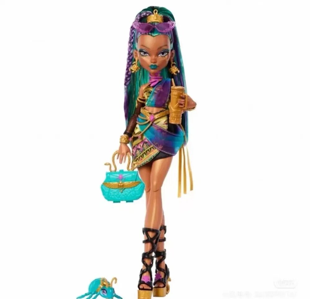 Кукла Monster High Nefera De Nile Doll, Royal Mummy in Dress with Pet Scarab Lavish and 7 Accessories Like Purse, Laptop, Sunglasses, Drink and Snacks