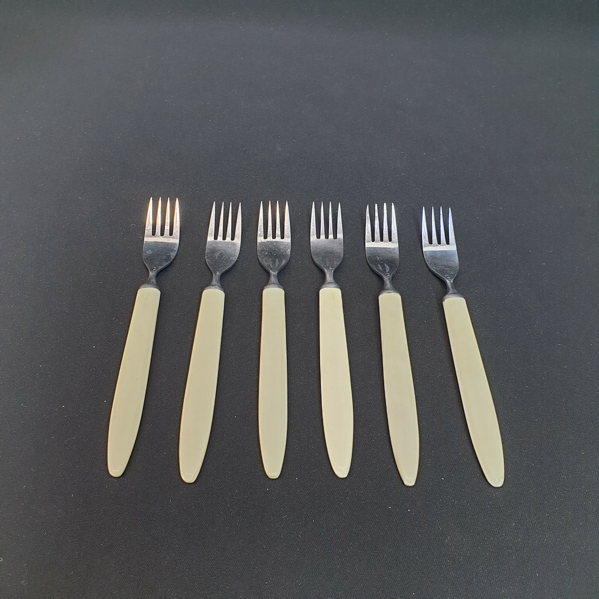 Винтажный набор из 6 вилок, нержавейка, пластик, СССР.