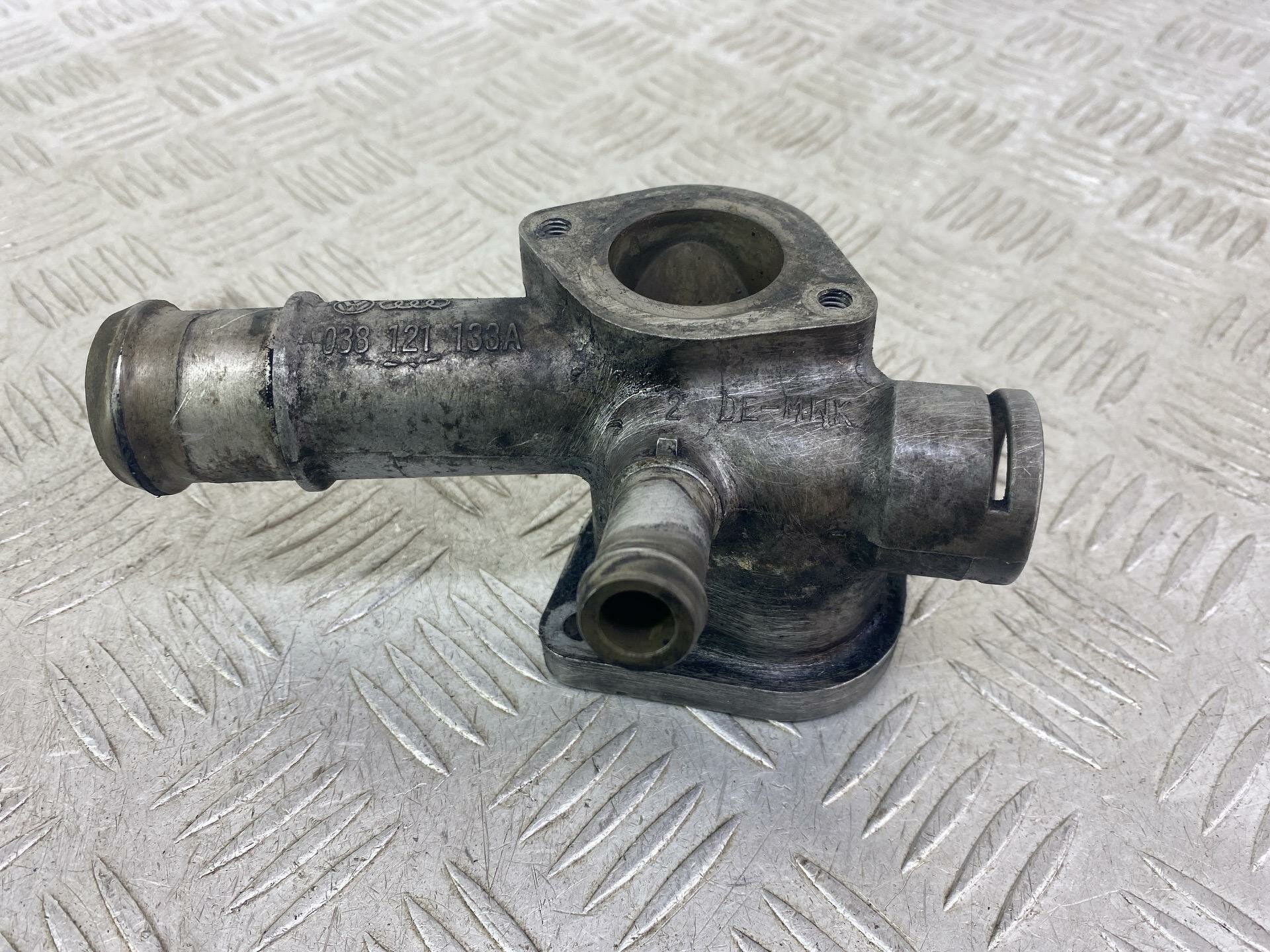 Фланец (тройник) системы охлаждения Volkswagen Passat B5 1999 038121133A