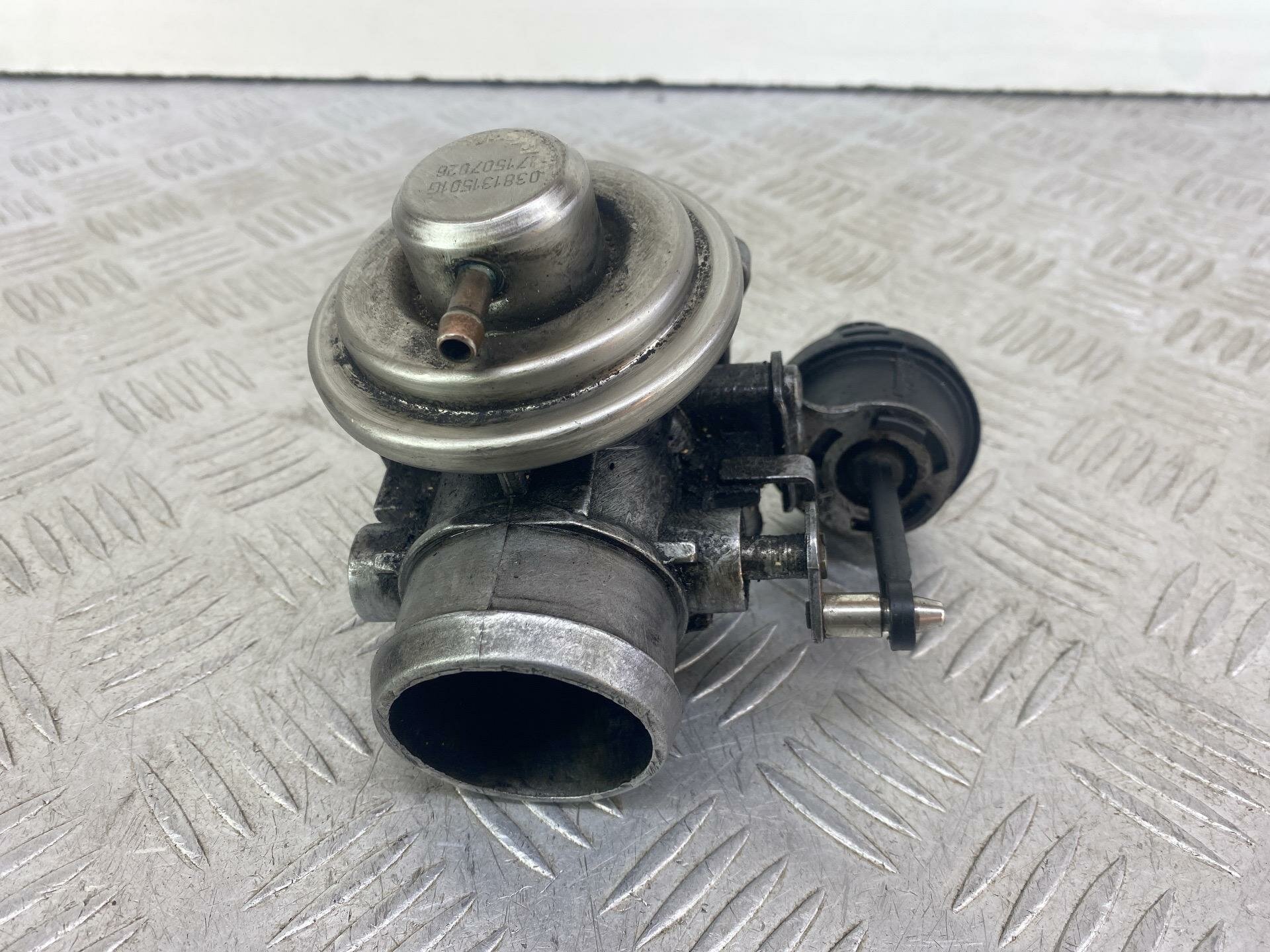 Дроссельная заслонка Volkswagen Passat B5 1999 038129637B
