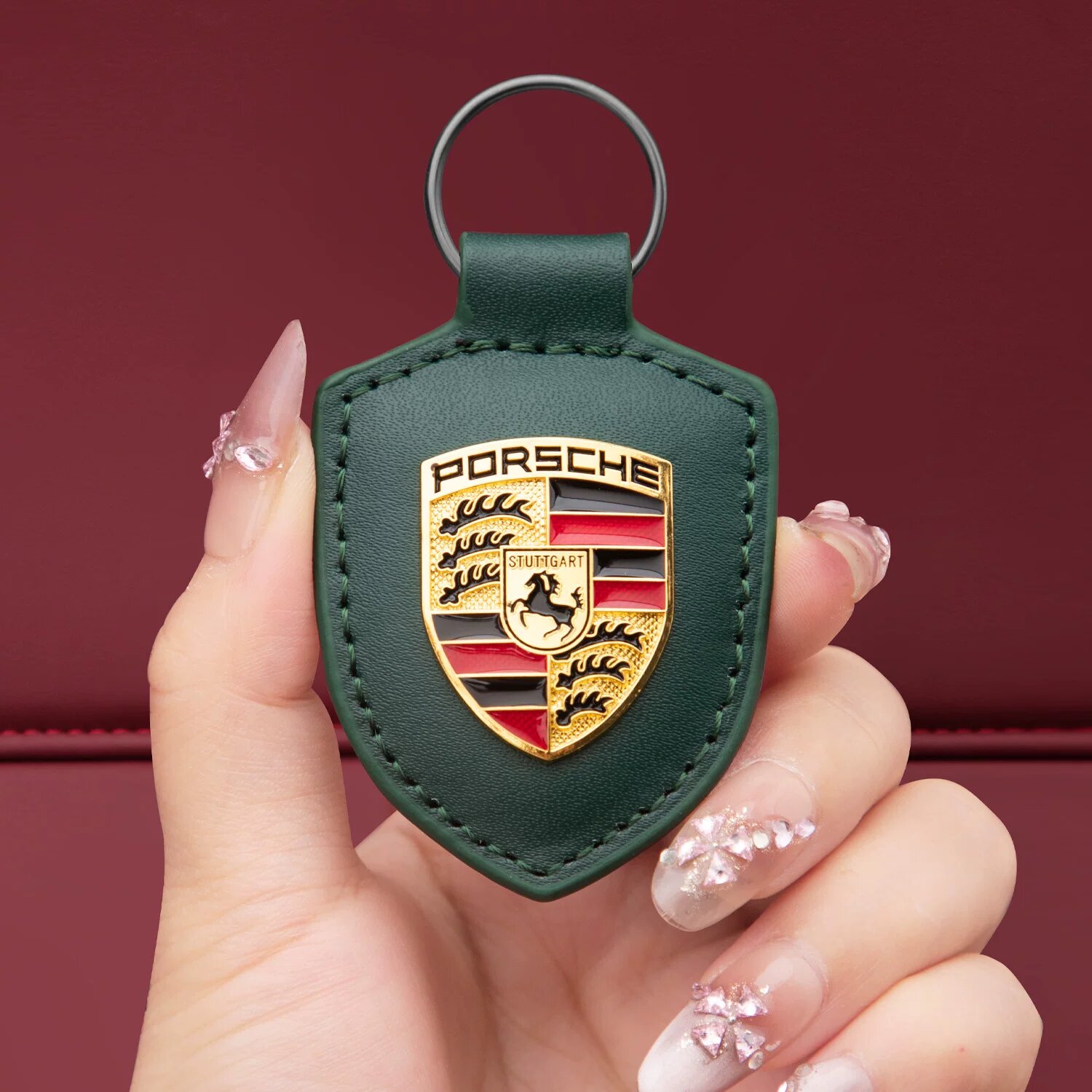 Кожаный брелок Porsche в матовом зеленом цвете с классическим гербом щита - роскошный аксессуар для автомобилей