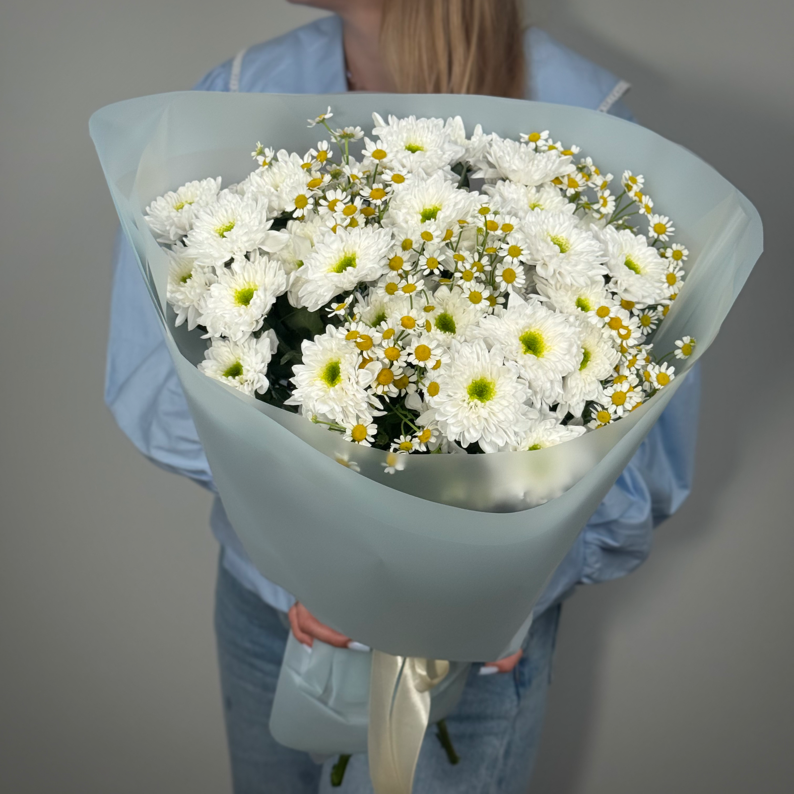 Букет из кустовых хризантем и ромашек "Инесса" в стильной упаковке. «365 Поводов» - живые цветы с доставкой