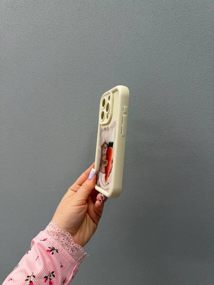 Чехол на Iphone 15 Pro , цвет бежевый , с рисунком кота и морковки . — фото 1