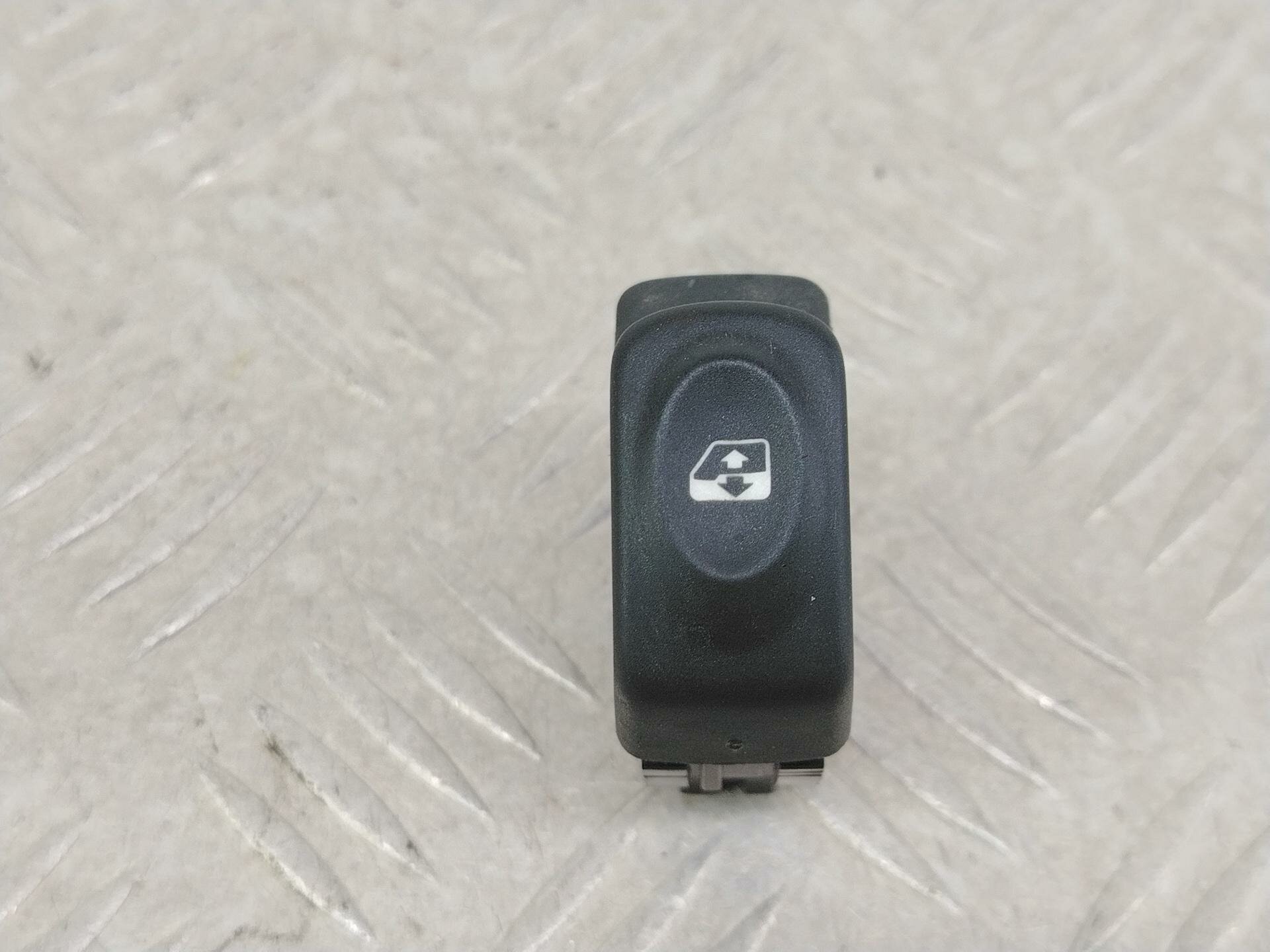 Кнопка стеклоподъемника двери передней правой Renault Megane 1 1998 838099G