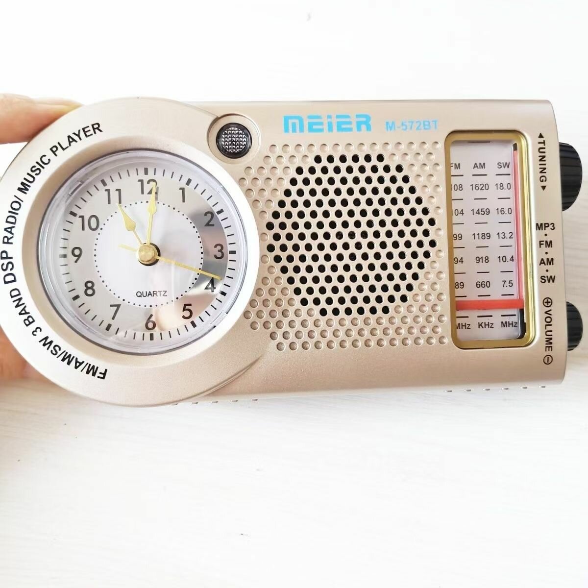 Радиочасы с приемом AM / FM / SW. Высокое качество звука и портативный, удобный дизайн для ежедневного использования. Серебро
